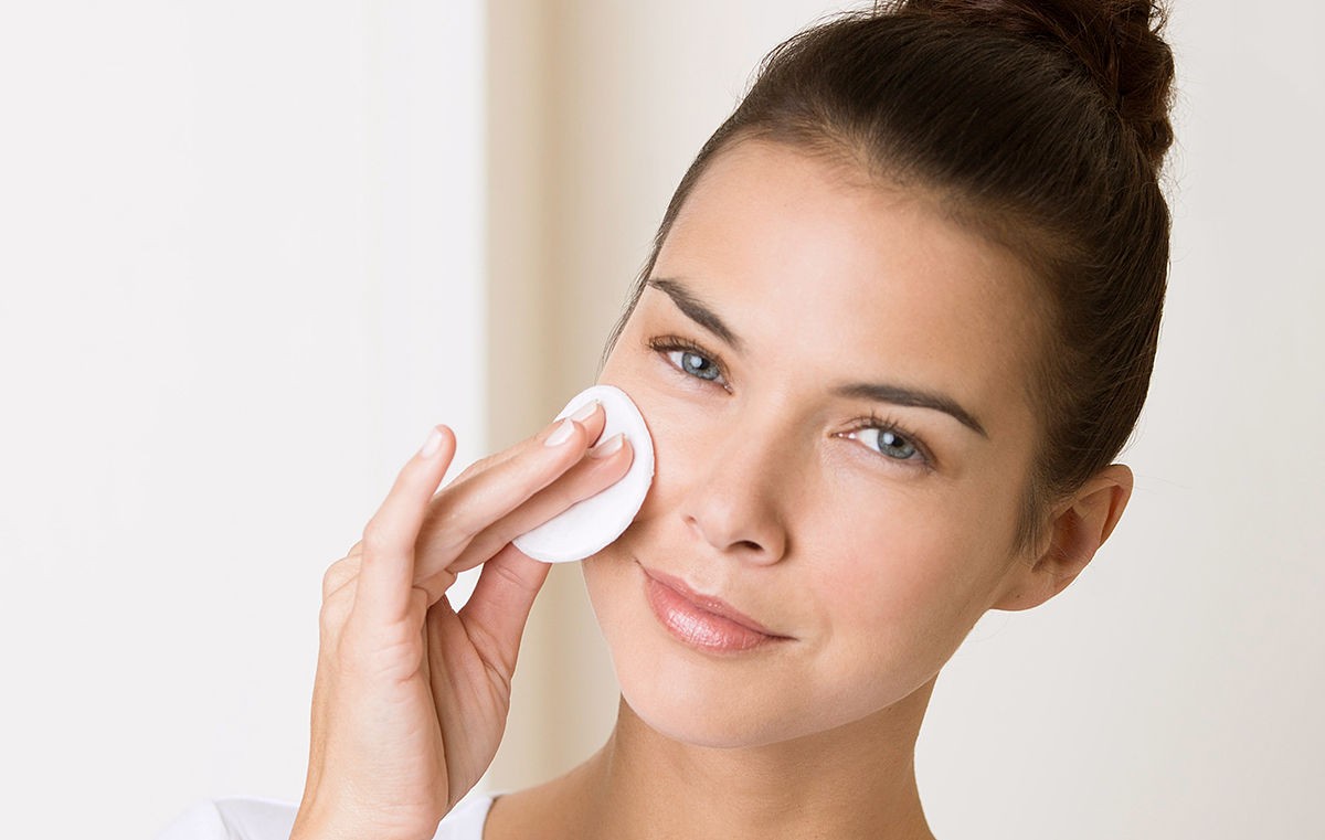 The Ultimate Guide to Removing Makeup Without Damaging Your Skin ...